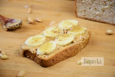 Тост с арахисовой пастой и бананом - Веганский рецепт | Ropovka.com